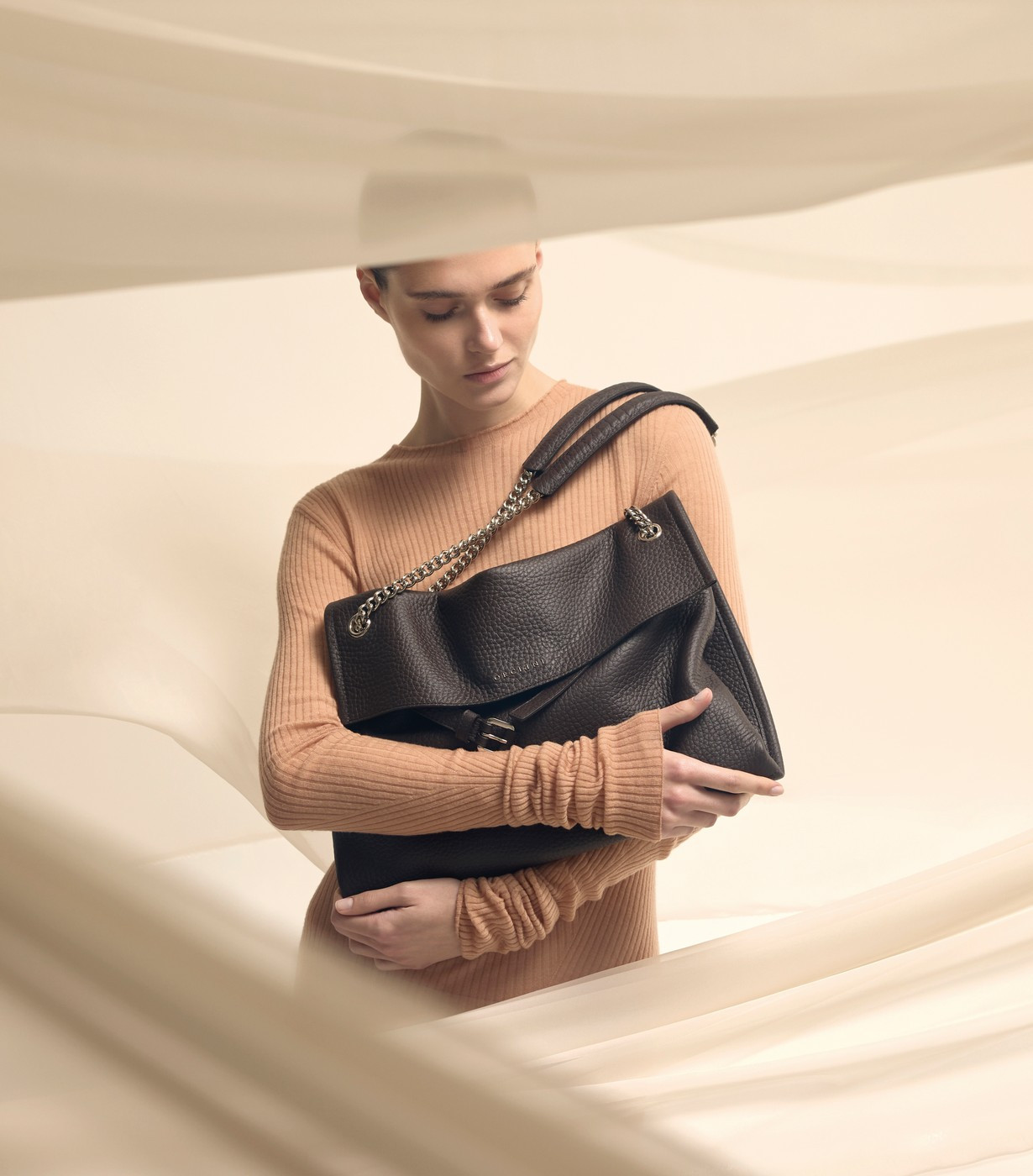 Orciani Borsa Venus Soft Midi a spalla in pelle martellata, colore T. MORO